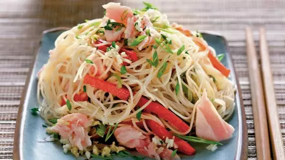 Salad na tuna na osikapa noodles, nzọụkwụ nzọụkwụ na foto