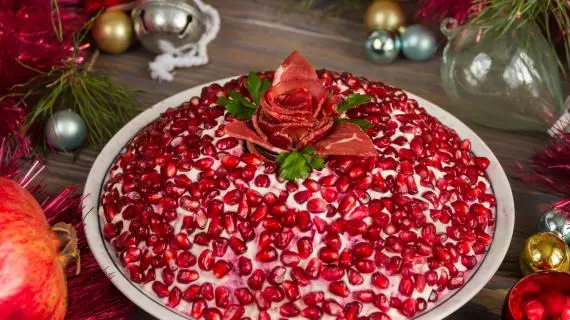 Pastroma తో Pomegranate బ్రాస్లెట్, ఫోటోలతో దశల వారీ వంటకం