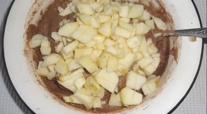 Фото приготування страви: Шоколадний кекс з яблуками, крок №6