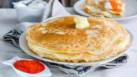 Oké pancakes na mmiri ara ehi na caviar, nzọụkwụ nzọụkwụ na foto