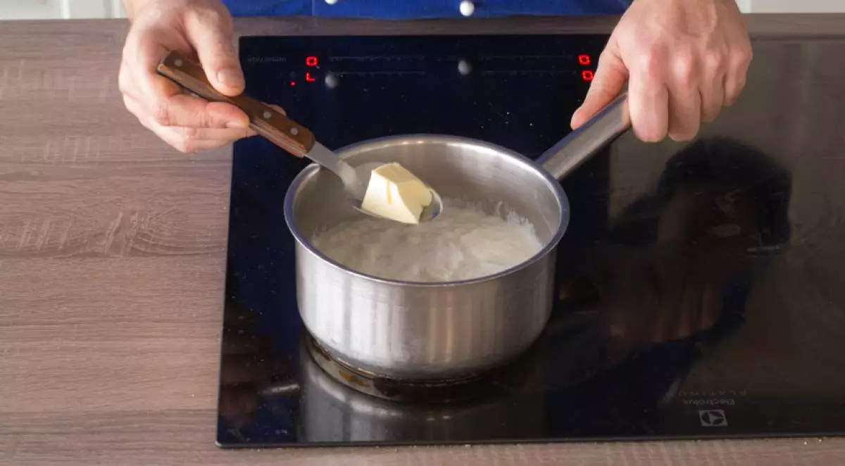 흰색 버섯 케밥이있는 Topinambura 크림 스프. 냄비에 버터를 넣으십시오