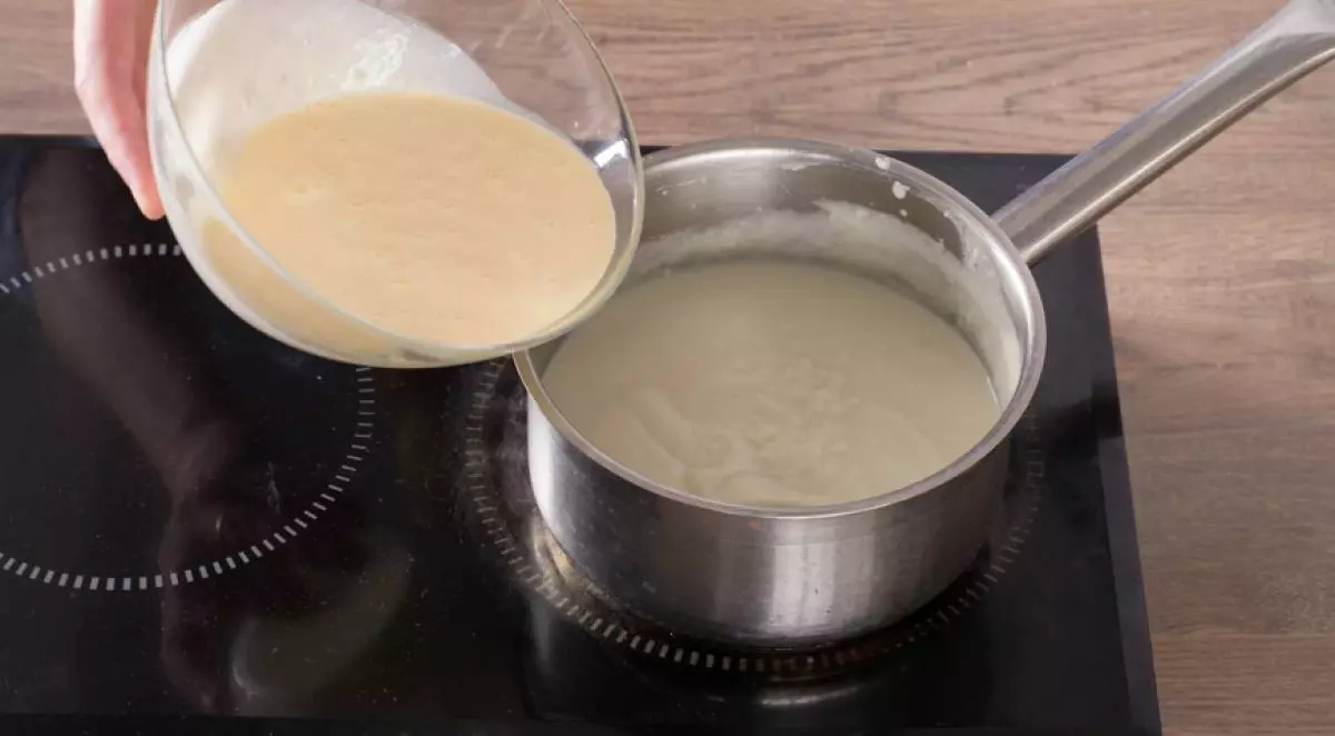 Topinambura Cream Soup Bi Kebabên Mushroom White. Mixabîn ku tevliheviya spî tê de tê şûştin