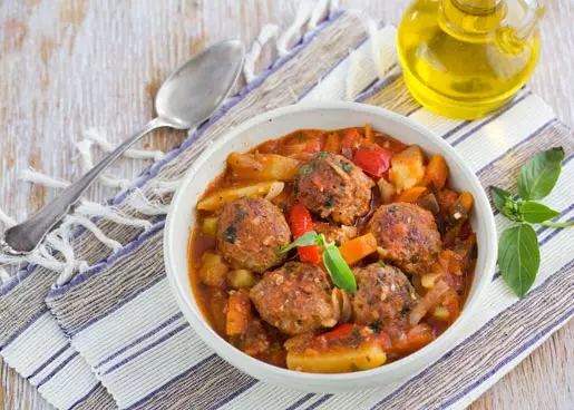 Bakso dengan sayuran rebus, resep langkah demi langkah dengan foto