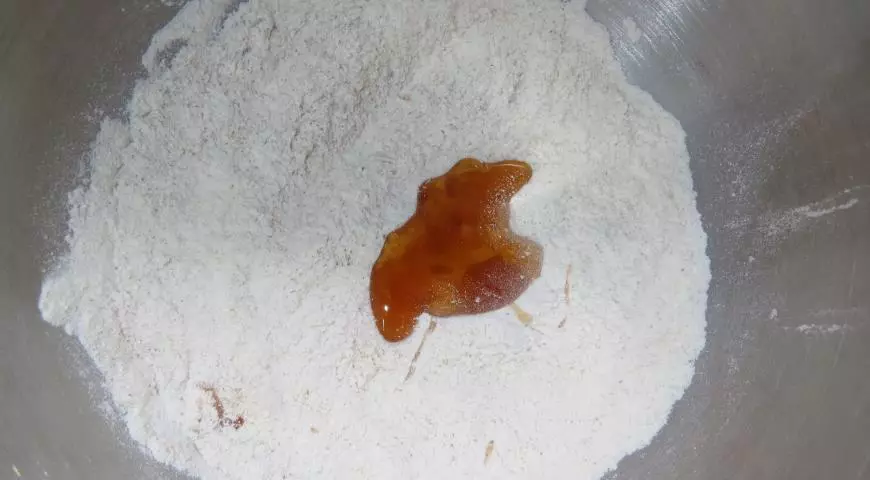 Hinahalo namin ang harina na may asukal at idagdag ang honey para sa Kuglof