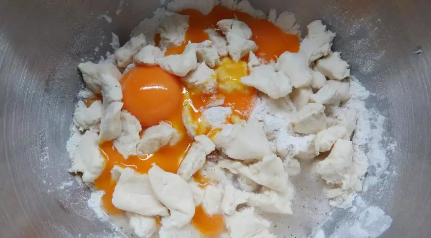 បន្ថែម starter, ទឹកនិង yolks ស៊ុត, លាង