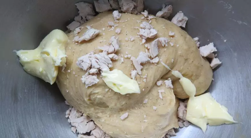 នៅក្នុង dough បន្ថែមដំបែនិងប៊ឺ