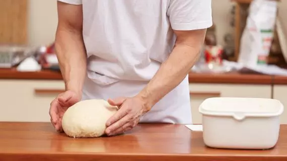 Roti homebaked. Windows nguji nalika férméntasi. Métode "manteng sareng ngalipet"