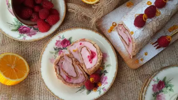 Citronu meringue roll ar aveņu krēmu, soli pa solim ar fotogrāfijām