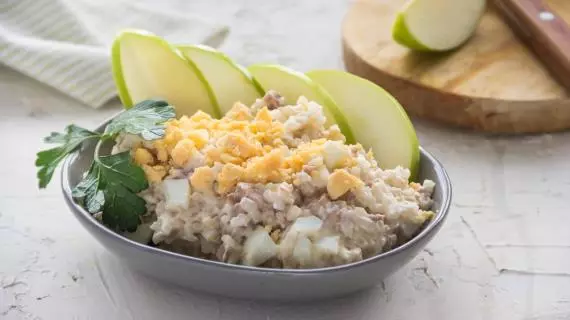 Cod肝臟沙拉用米飯，逐步配方與照片