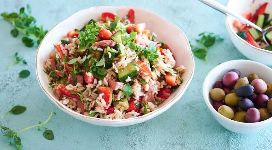 Sawah salad sareng hayam haseup sareng strawberry, léngkah-undur-undur sareng poto