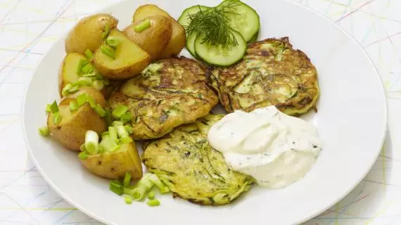 Zucchini fritters en jonge ierappels, stap-by-stap resept mei foto's