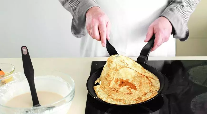 Paistaminen pannukakkuja