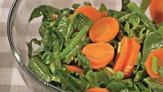 Carrot na Spinari salade, intambwe yintambwe ya resep hamwe namafoto