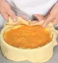 Stock Foto Recette de cuisson: tarte aux abricots séchés et noix de la pâte de levure, étape numéro 6
