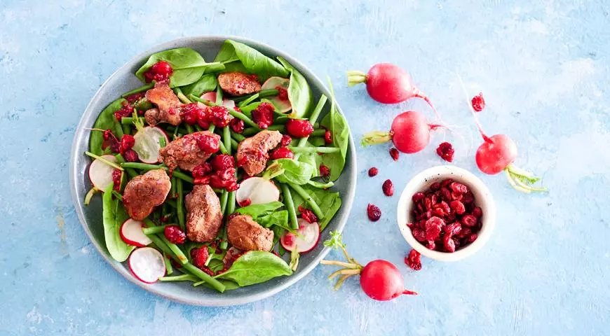 Waarme salade mei lever, griene beanen en cranberries