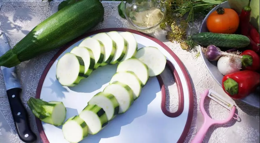 Foto Recetë gatim: Sallatë e ngrohtë me Grill Zabachki, hapi nr. 1