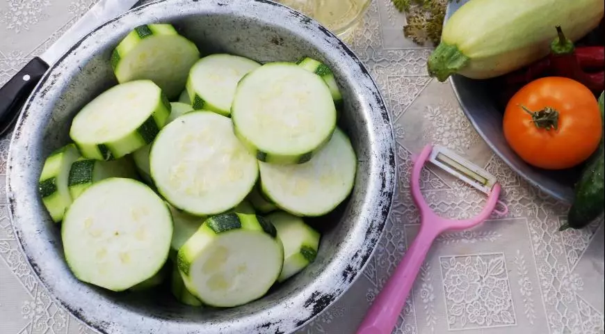 Foto Recetë Gatim: Sallatë e ngrohtë me Zabachki Grill, Hapi nr. 2