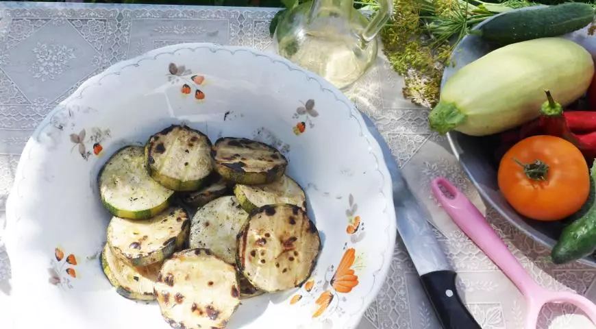 Fotosurat pishirish retsepti: Zabachki Gril bilan iliq salat, 3-qadam