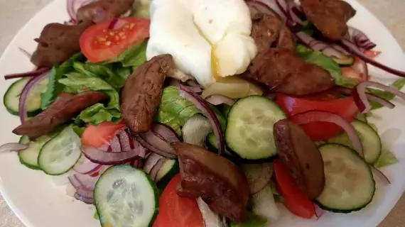 Salad anget nganggo ati pitik ing saos madu lan endhog pashota, resep langkah-langkah kanthi foto