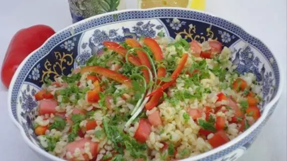 Salad "Kisir" bulgurilla ja vihanneksilla, askel askeleelta reseptiä valokuvilla