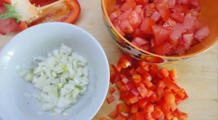 Fotó főzési recept: Kisir saláta bulgurral és zöldségekkel, 2. lépéssel