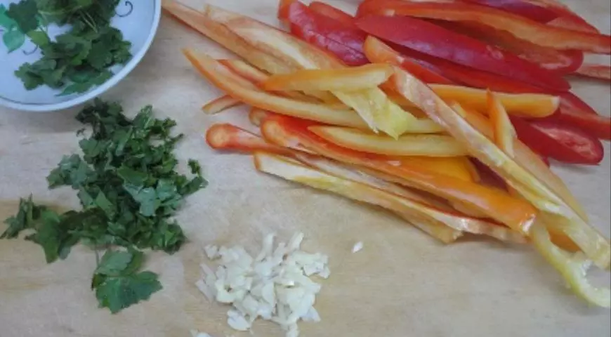 Stockfoto Koken recept: gebakken peper salade, stap nummer 1