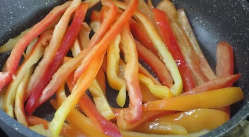 Foto de stock Receta de cocina: Ensalada de pimienta frita, paso número 2