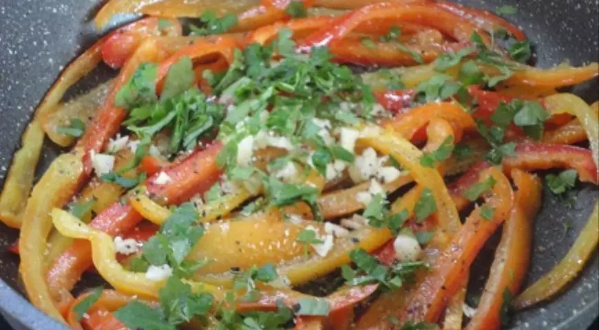 Stockfoto Koken recept: gebakken peper salade, stap nummer 3