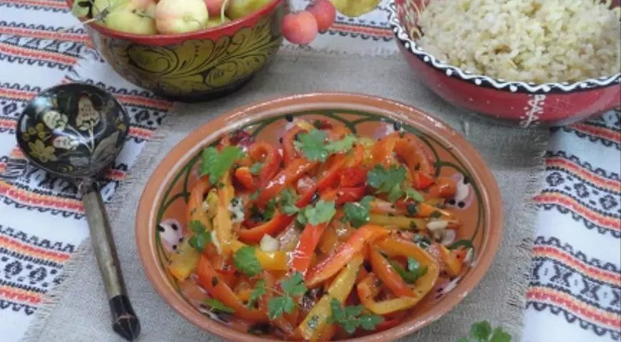 Stockfoto Koken recept: gebakken peper salade, stap №4