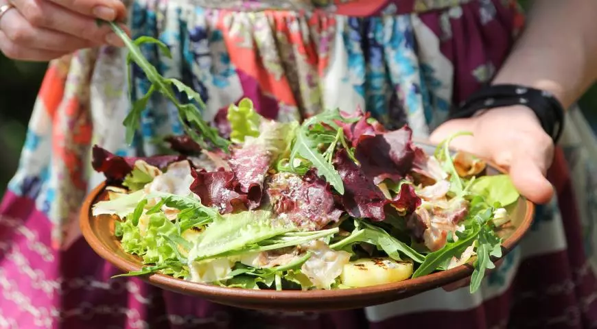 Ensalada cálida con tocino y papas jóvenes.