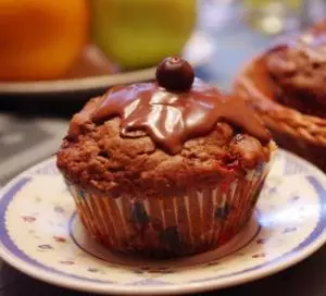 Muffins бо шоколад ва currant сиёҳ, як дорухат қадам бо аксҳо