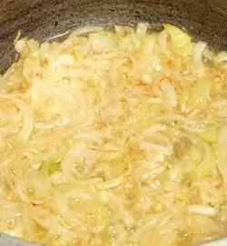 Iklas dina bawang minyak sayur pikeun masak pylov