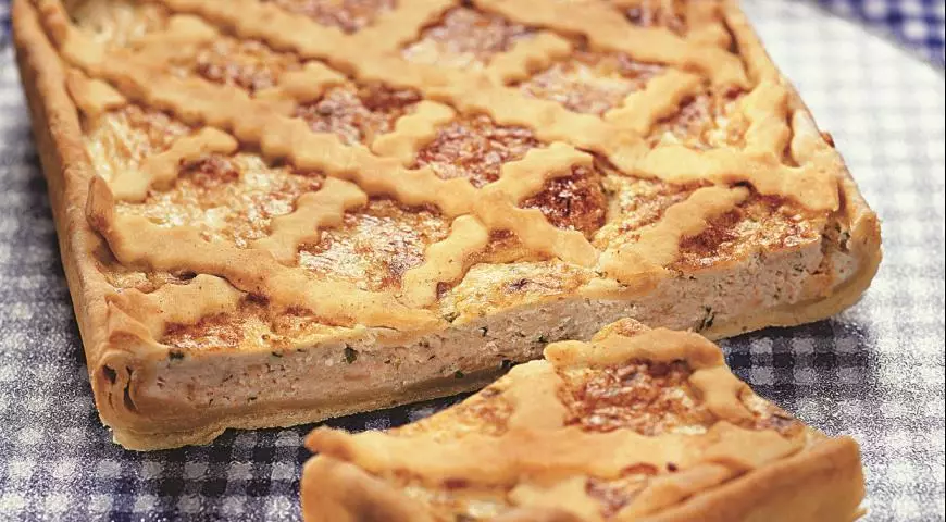 Torta con pollo in panna acida, ricetta passo-passo con le foto