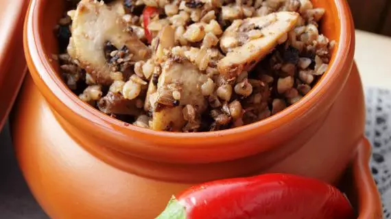 Porridge del grano saraceno con funghi e accento orientale, ricetta passo-passo con le foto