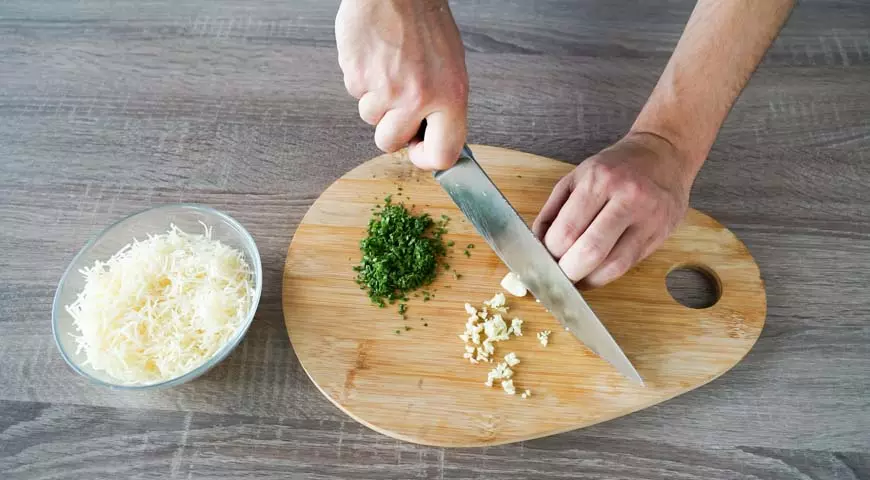 Almôndegas em molho de tomate, finamente balbuciar em alho e salsa, refrigerante de queijo no ralador