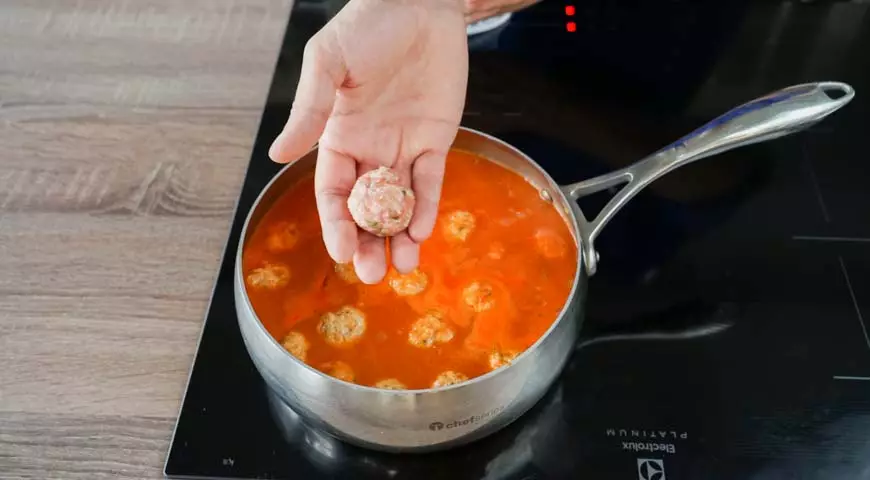 Köttbullar i tomatsås, i tomatsås Lägg till köttbullar