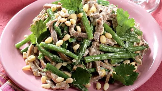 Salad dari lidah dengan kacang-kacangan dan kacang hijau, resep langkah demi langkah dengan foto