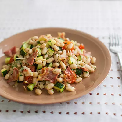 Topla solata iz masnega fižola z zelenjavo in slanino, recept po korakih s fotografijami