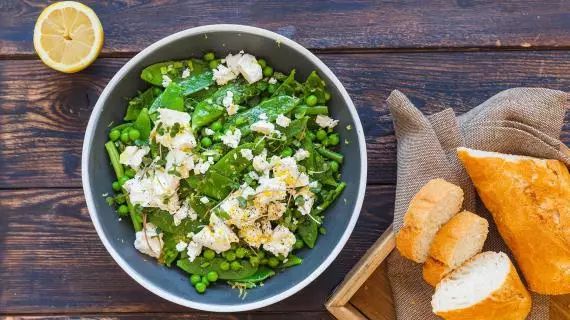 Akwụkwọ ụtọ peas salad, agwa na frettes, usoro nzọụkwụ nzọụkwụ na foto