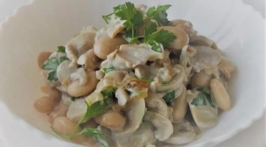 Salad jamur dengan kacang