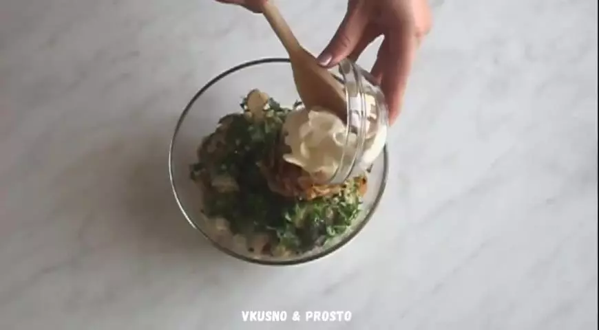 Een champignonsalade voorbereiden met bonen