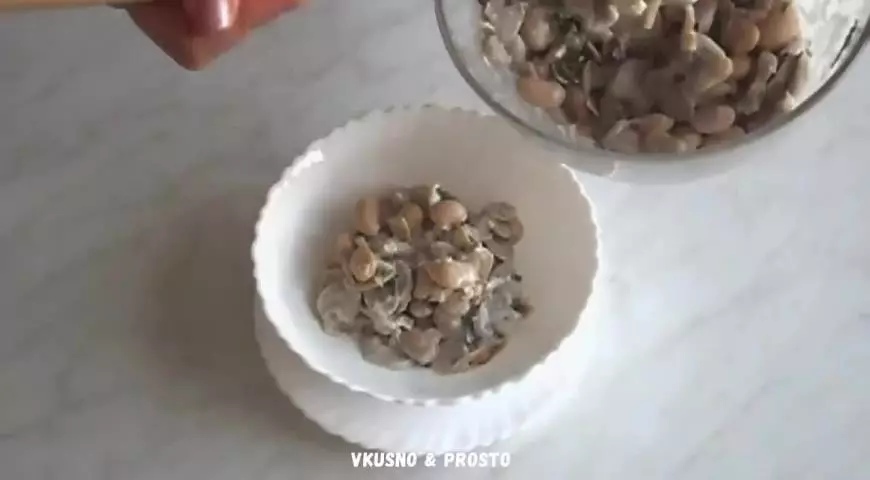 Salad jamur dengan kacang siap untuk pakan