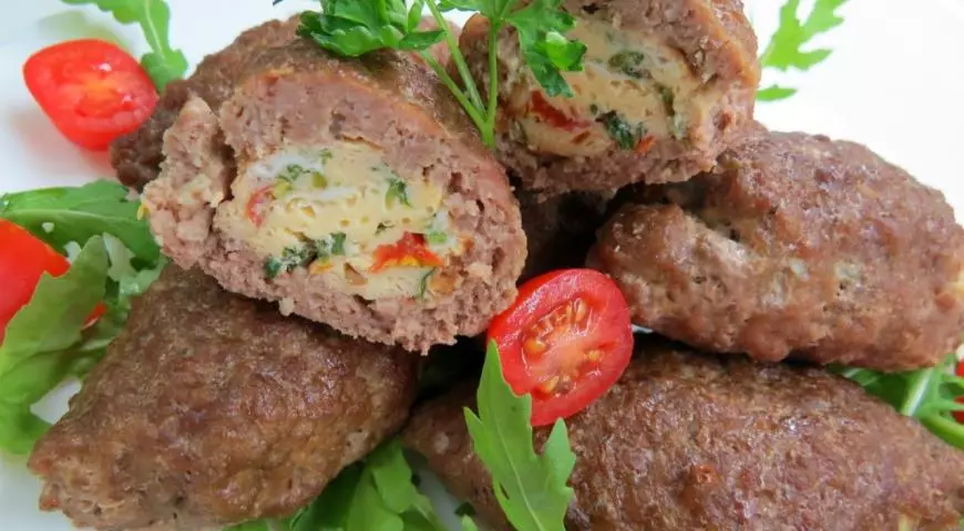 گوشت Zrazy با Omelet، دستور العمل گام به گام با عکس