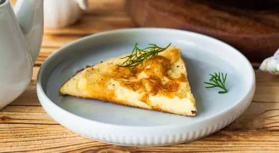 Omelet na ntụ ọka na paning pan, nzọụkwụ nzọụkwụ na foto