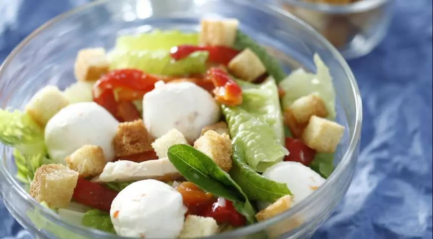 Salad na ọkụkọ na mozzarella, usoro nzọụkwụ nzọụkwụ na foto