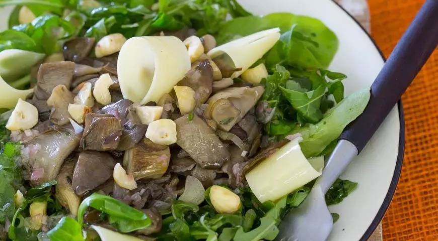 Fındık ve pecorino ile sıcak mantar salatası