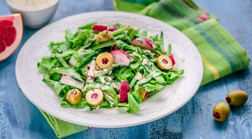 Salada com azeitonas espanholas