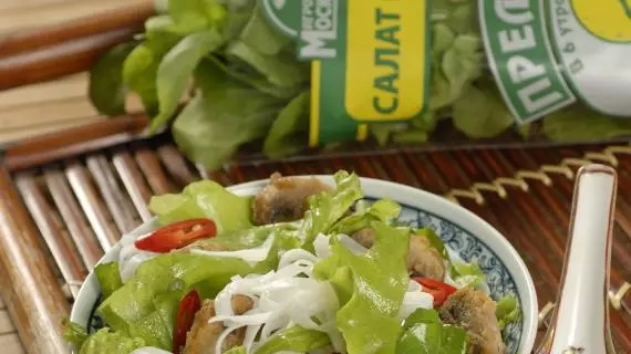 Salade verte avec nouilles de verre et champignons frites, recette pas à pas avec photo