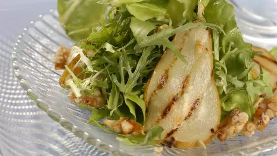 Green salad with grilled pears, step-by-step recipe with photo