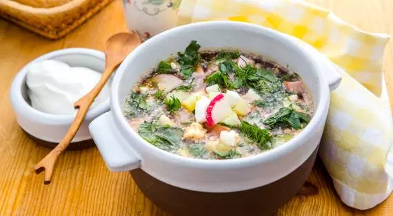 Okroshka trên Kvass với xúc xích. Từng bước công thức bằng ảnh trên Gastronom.ru